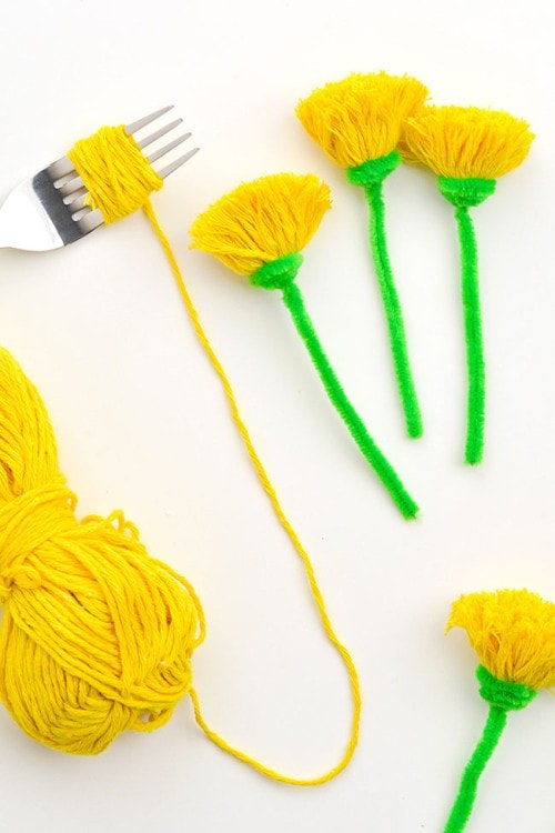 Pom Pom Dandelions | How to Make a Pom Pom Flower (With a Fork!)