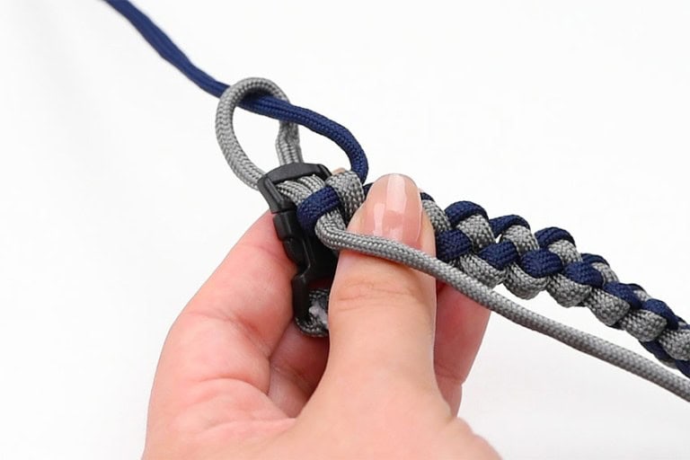 How to Make a Paracord Necklace (Easy Pattern!)