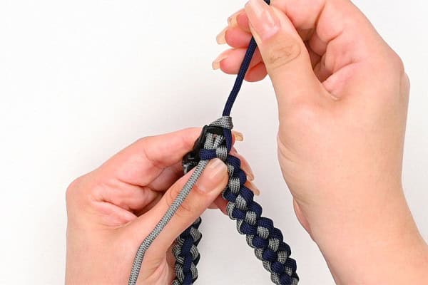 How to Make a Paracord Necklace (Easy Pattern!)