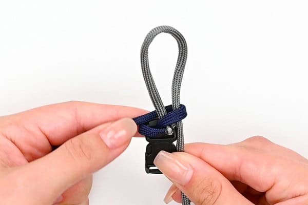 How to Make a Paracord Necklace (Easy Pattern!)