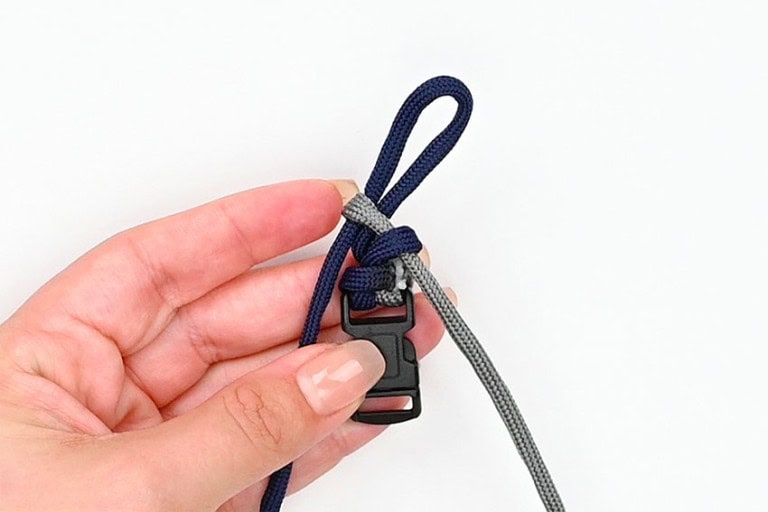How to Make a Paracord Necklace (Easy Pattern!)
