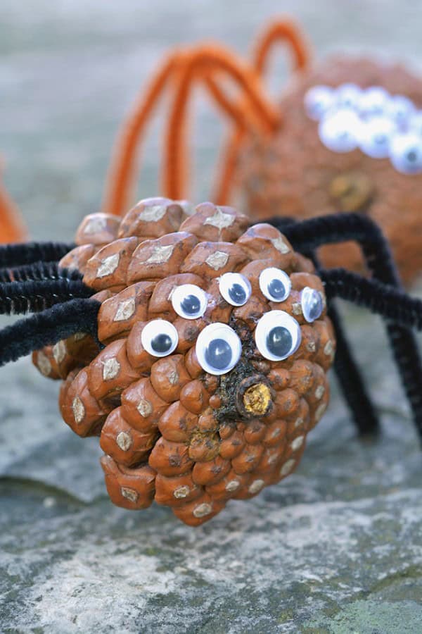 Pine Cone Spider Craft | Easy Halloween Craft for Kids