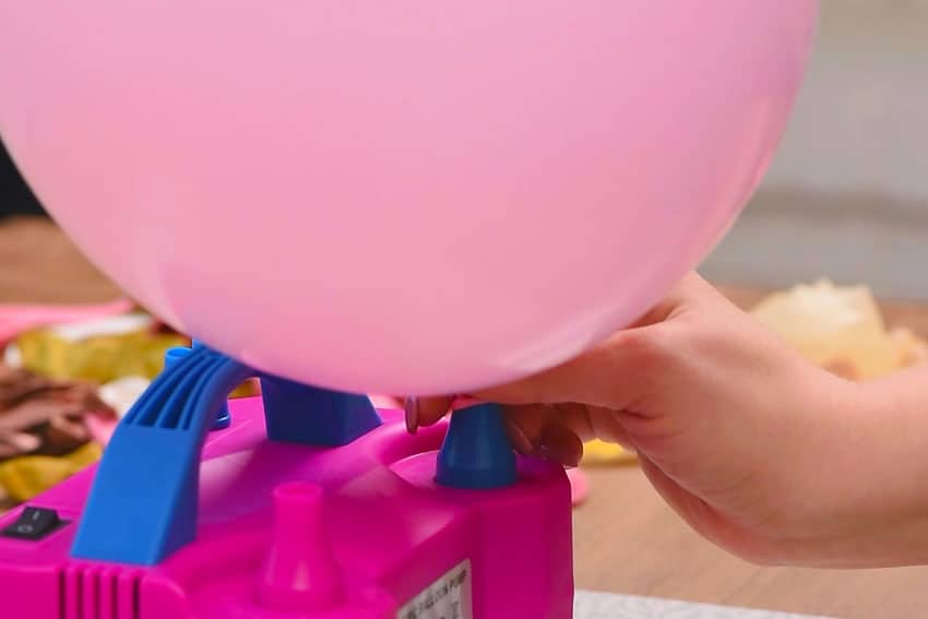 DIY Balloon Garland | How to Make a Balloon Garland (It's SO EASY!)