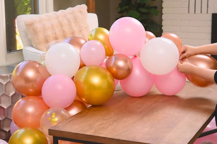 DIY Balloon Garland | How to Make a Balloon Garland (It's SO EASY!)