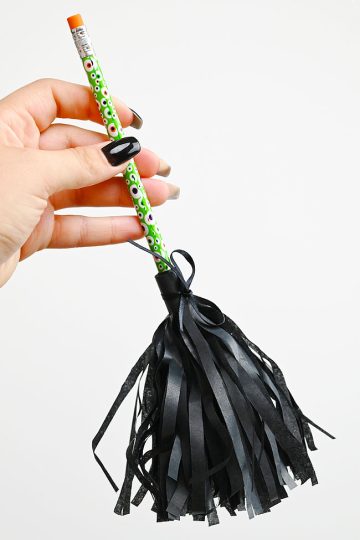 Witch Broom Lollipops | Cute and Easy Halloween Lollipop Treats