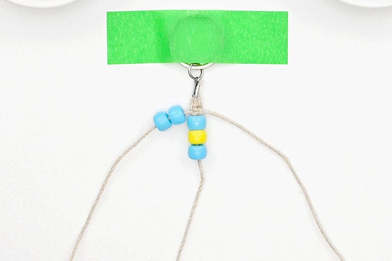 Pony Bead Flower Keychain - Easy DIY Beaded Keychain Craft