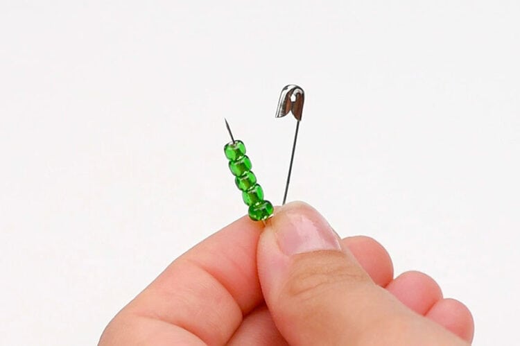 Safety Pin Christmas Tree - Easy DIY Beaded Holiday Craft
