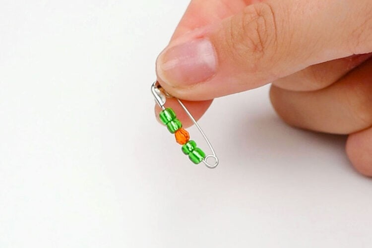 Safety Pin Christmas Tree - Easy DIY Beaded Holiday Craft
